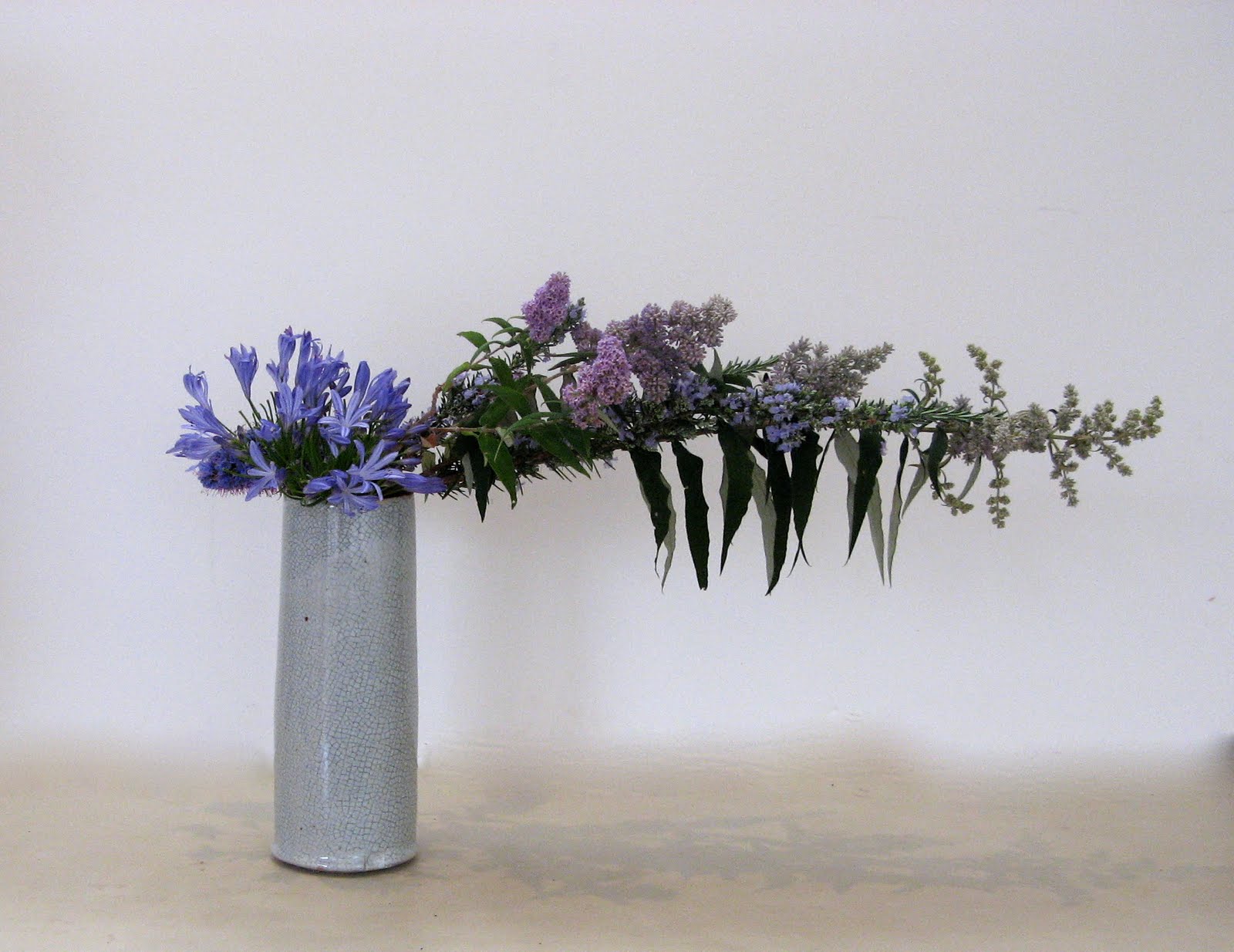 ROADSIDE IKEBANA: HORIZONTAL ARRANGEMENT USING ONE COLOUR