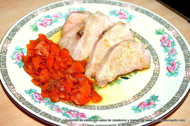 Solomillo de cerdo con guarnición de zanahoria y mango caramelizado ...