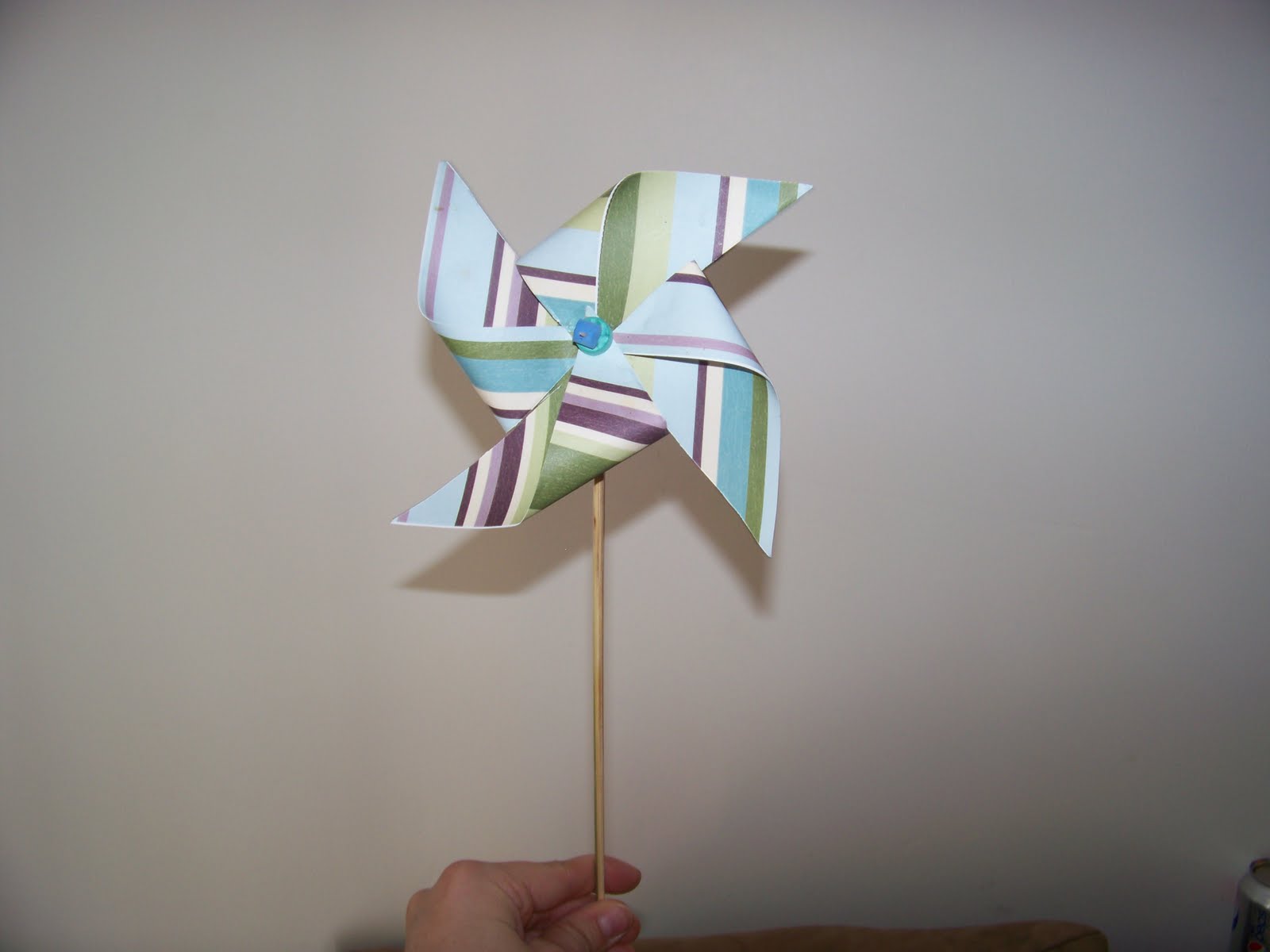 Crafty Confessions of a Brainy Mom: Kiddle Craft: Homemade Pinwheels