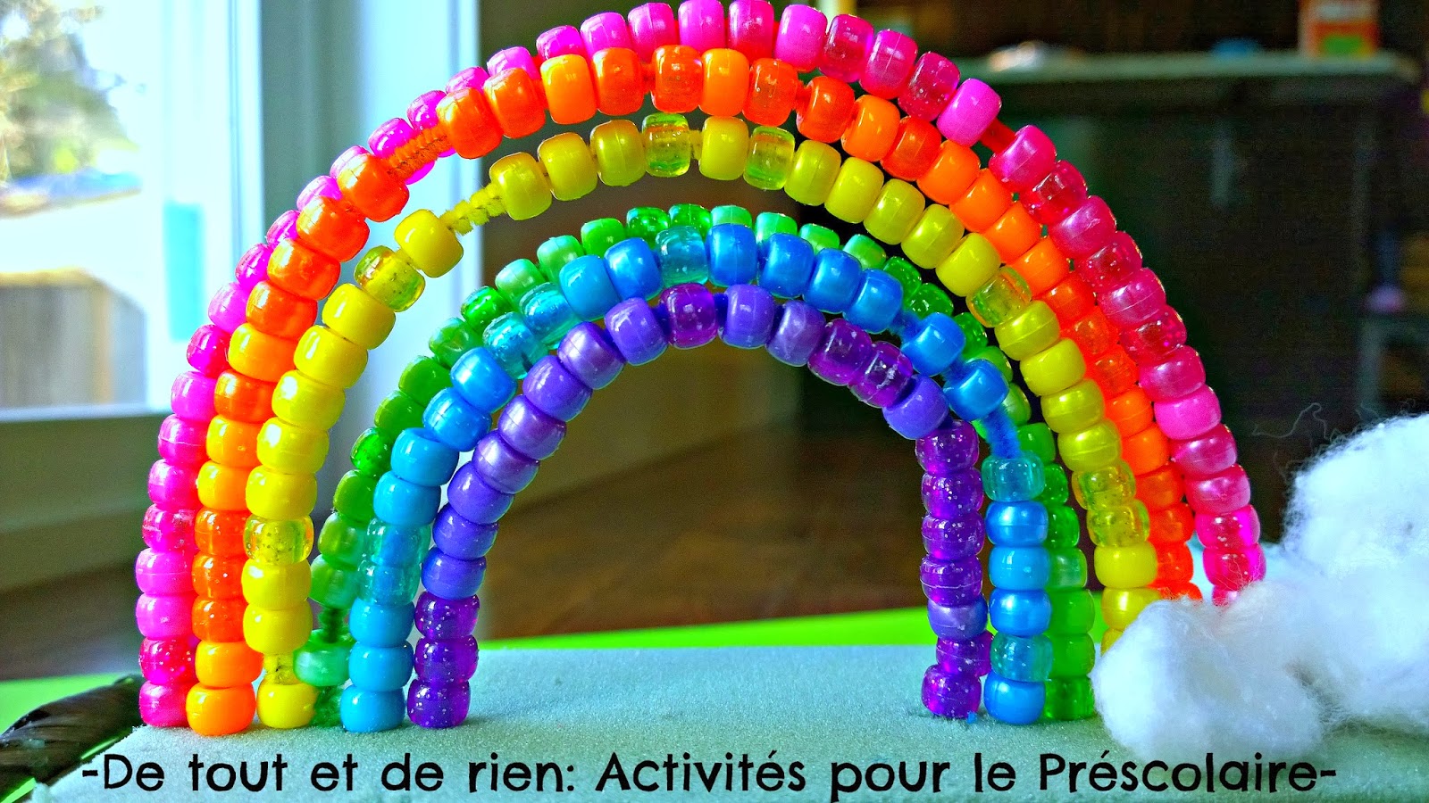 Bri-coco de Lolo: Enfiler des perles sur un arc-en-ciel de cure-pipes.