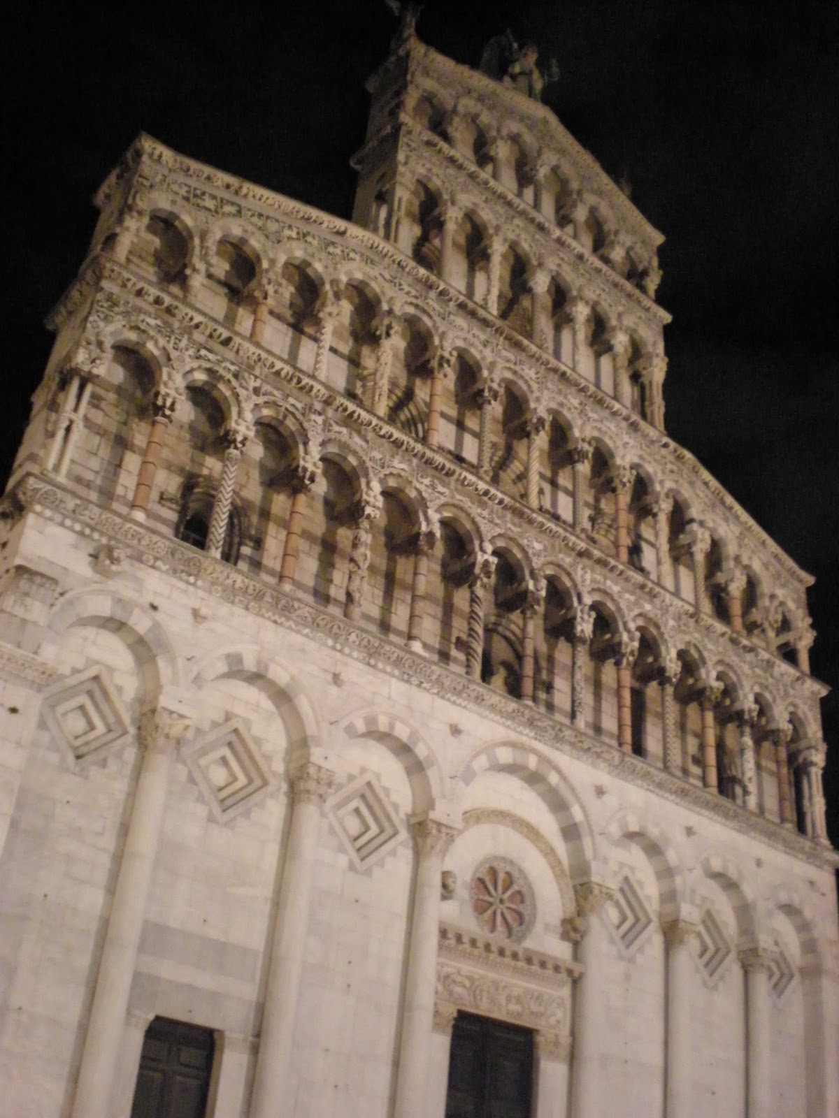 Un sardo in giro: Lucca di notte