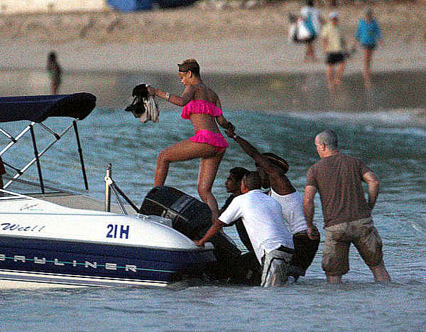 Foto Bokep Artis Rihanna Pink Bikini - Foto Bokep, Bokep Artis, Foto Bokep Artis