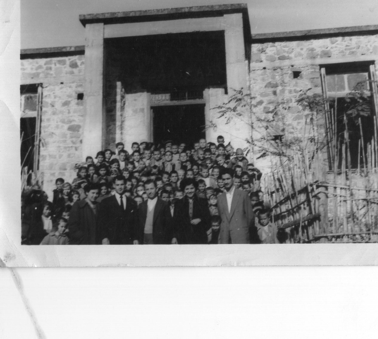 ΓΙΑΝΝΗΣ Δ.ΛΥΡΑΣ: ΠΕΡΙΛΗΠΤΙΚΑ Η ΙΣΤΟΡΙΑ ΤΩΝ ΣΧΟΛΕΙΩΝ ΣΤΗ ΒΑΛΥΡΑ ΜΕΣΣΗΝΙΑΣ