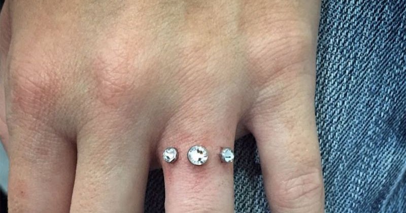 très chic!: Let us talk about diamond dermal piercings