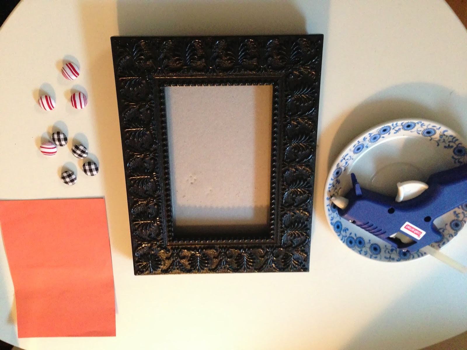 Needles and Wool: DIY: Push pin frame decor
