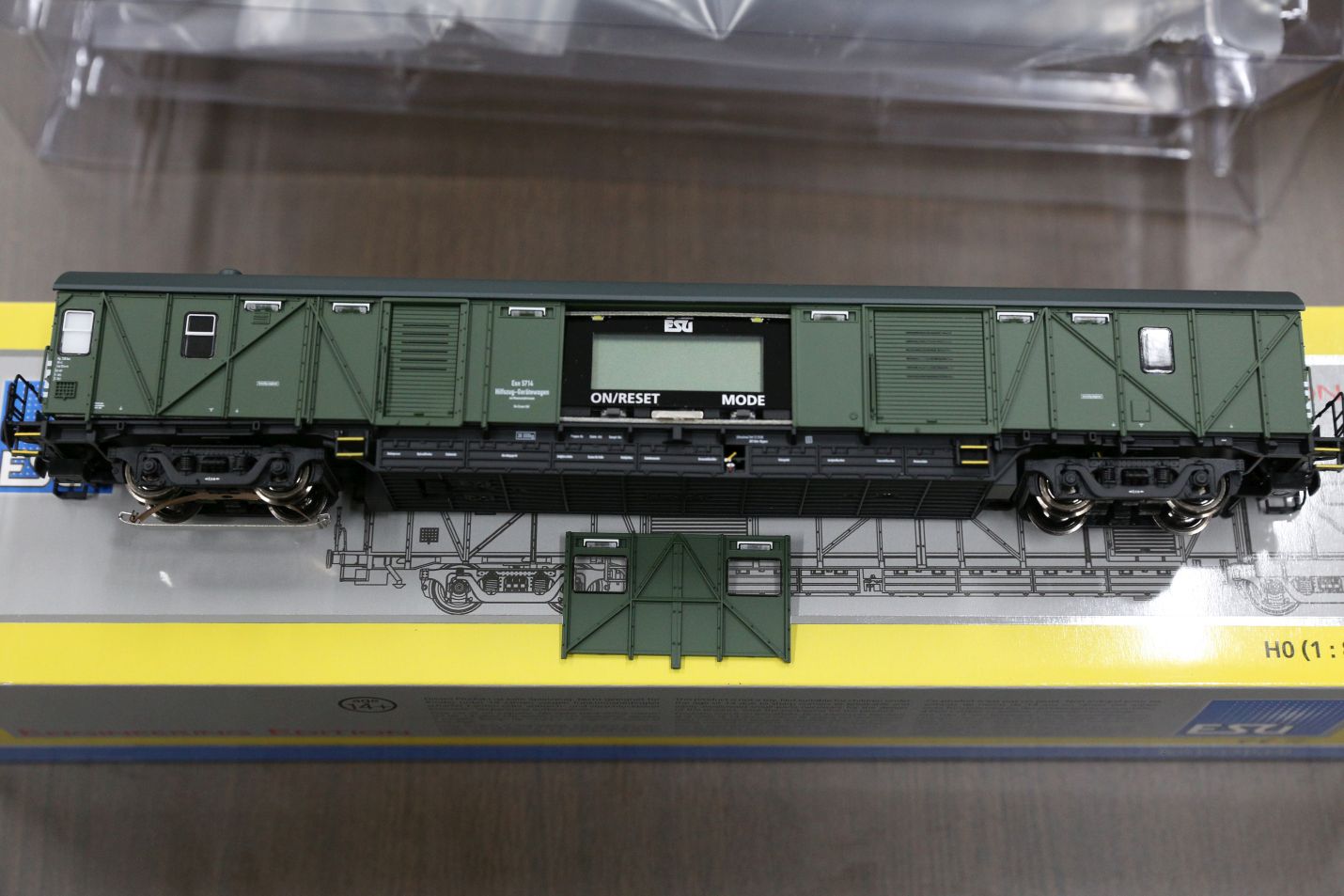 横の壁を取り払うと出てくるLEDディスプレイ、反対側にも付いている。