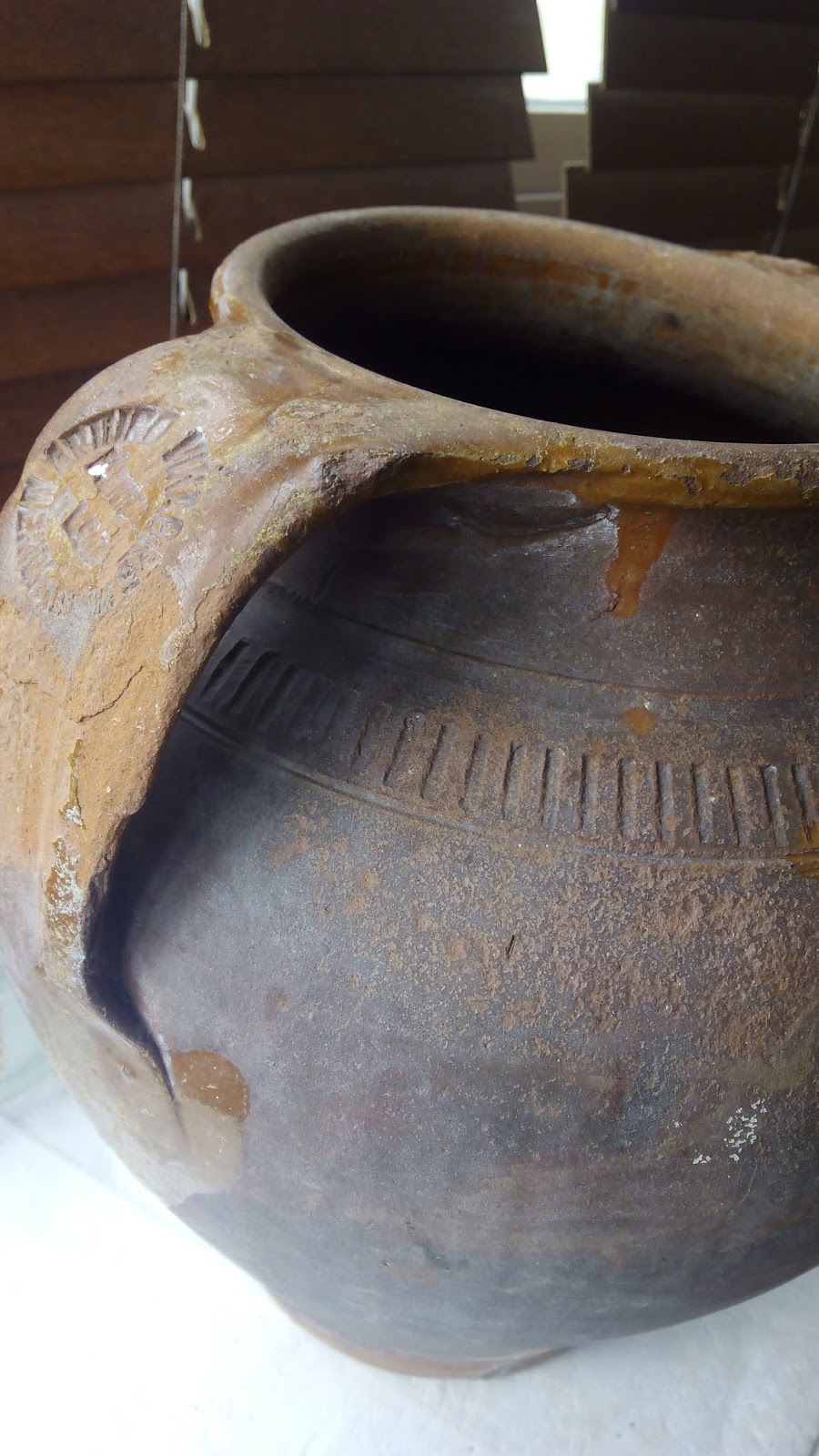 MADERA DE MINDI: Limpiando una vieja Olla de barro