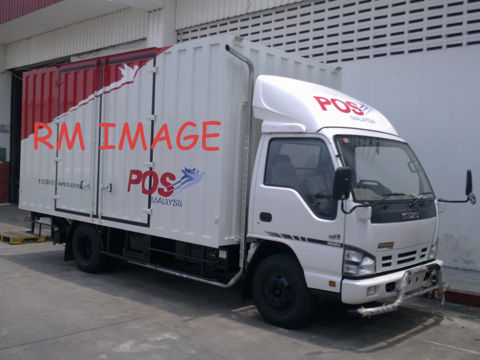 ISUZU TRUCK IN MALAYSIA: CORRUGATED BOX WITH TAIL LIFT