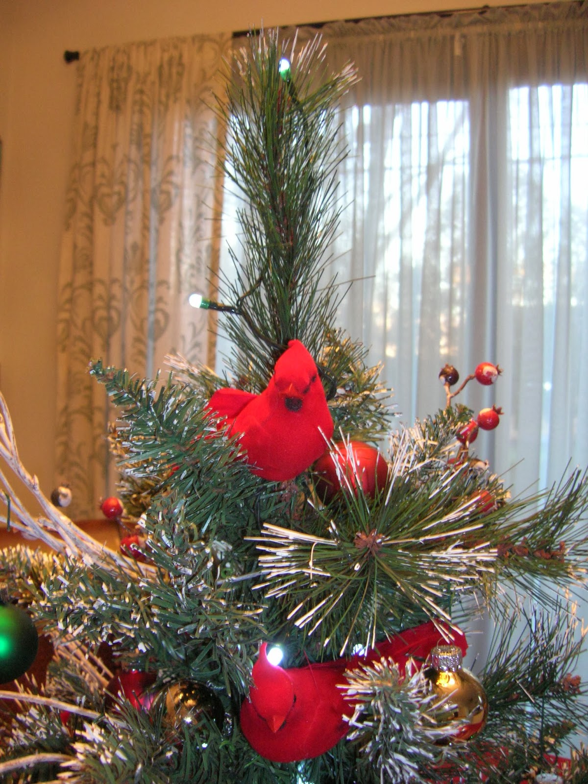 Maison Newton: My Cardinal Christmas Tree!