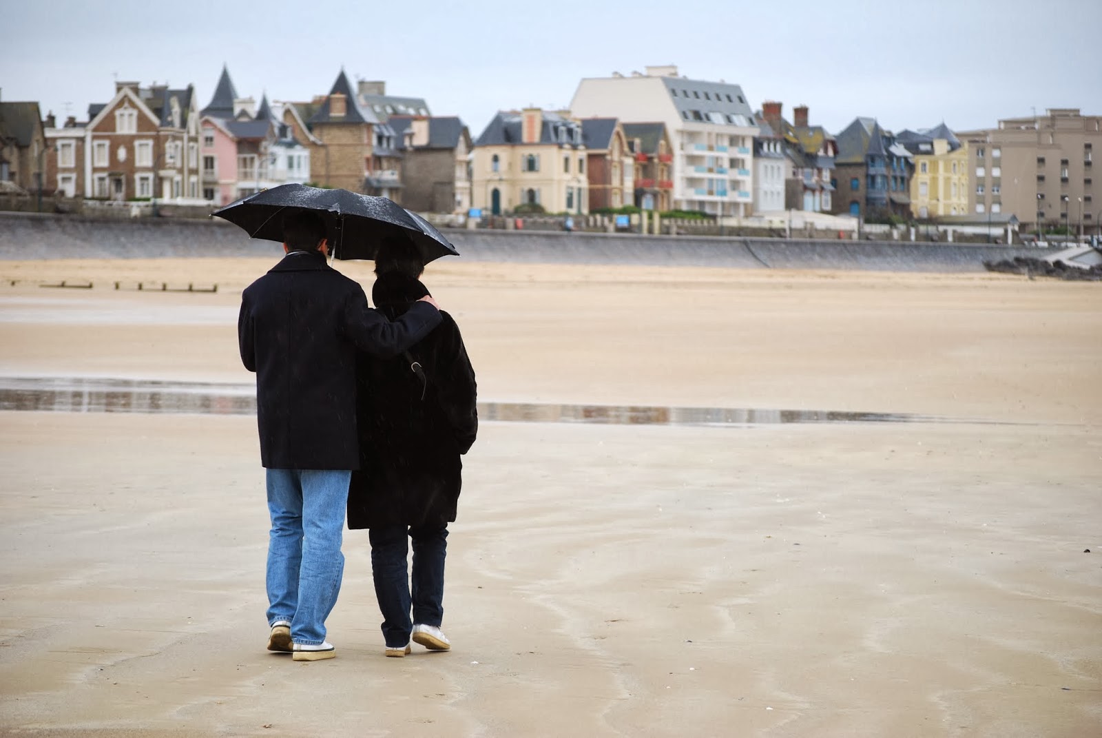 Une plage, la pluie, ô bonheur