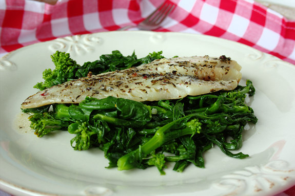 Cinco Quartos de Laranja: Filetes de paloco com grelos salteados