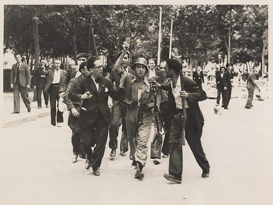 SOL Y MOSCAS: UN PERIODISTA EN EL CUARTEL DE LA MONTAÑA