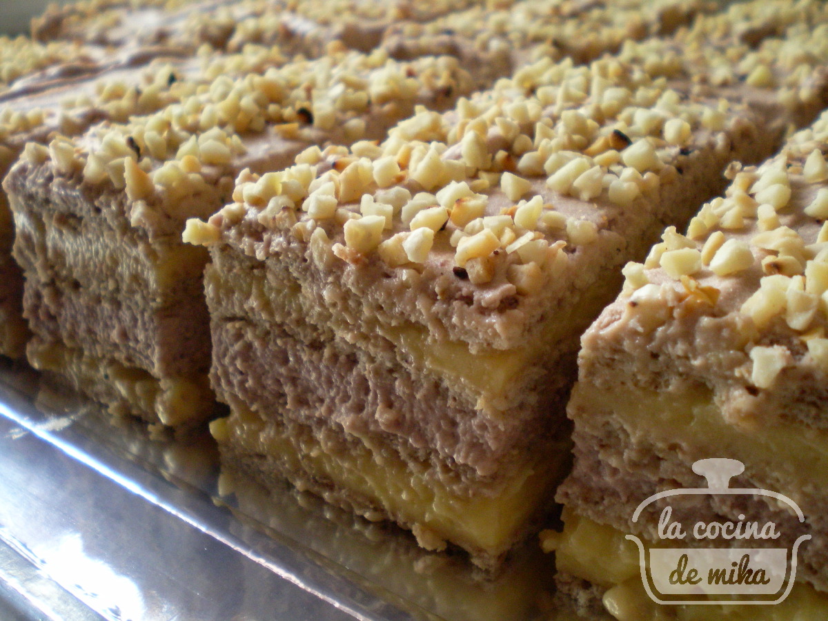 PASTEL CON CREMA Y ALMENDRA