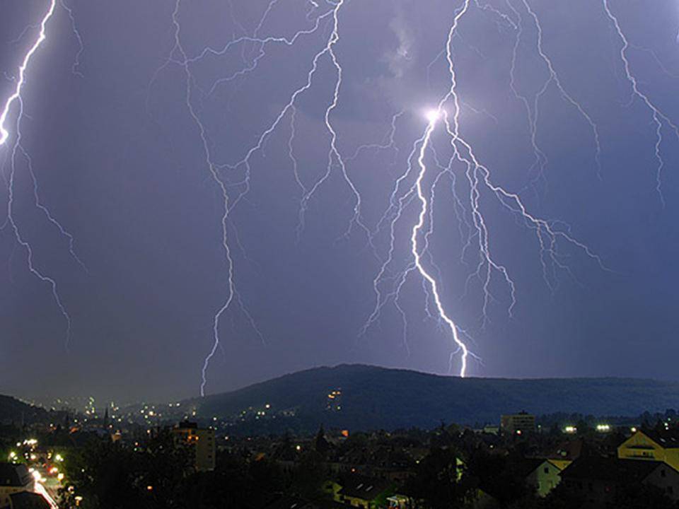 9 mitos petir yang beredar di masyarakat | Nyatanya.Com