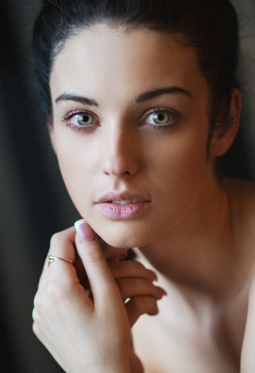 A linda e charmosa modelo russa Alla Berger na fotografia de Maxim ...