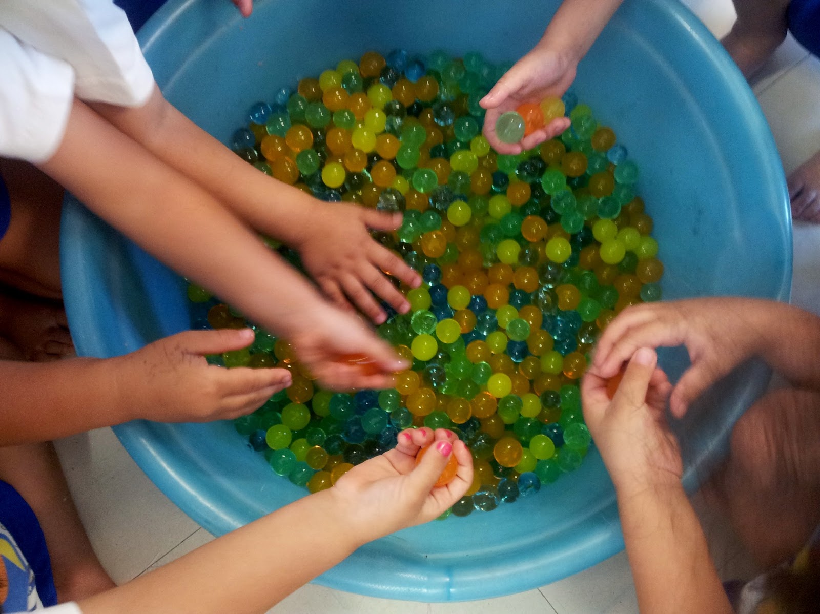 Arte em Processos: Explorando texturas com as mãos e os pés