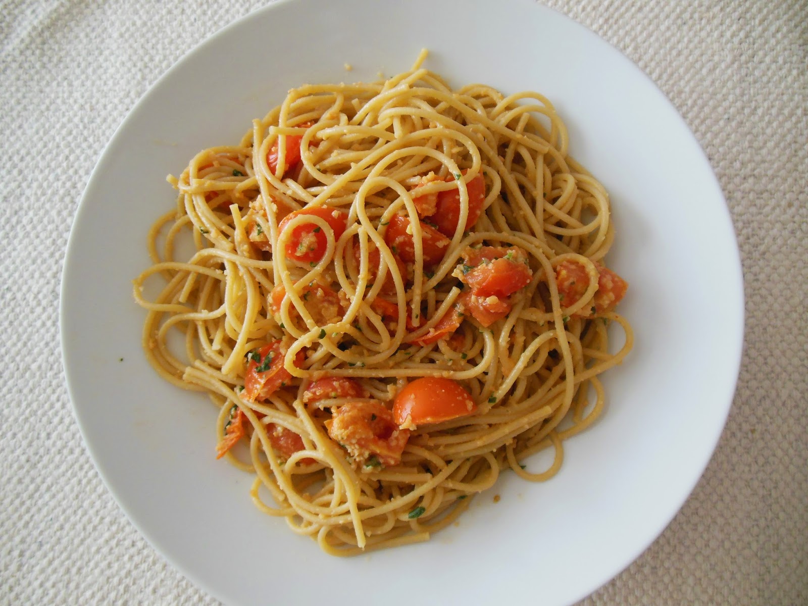 Avena y Canela: Pasta integral con pesto de almendras y tomates cherry ...