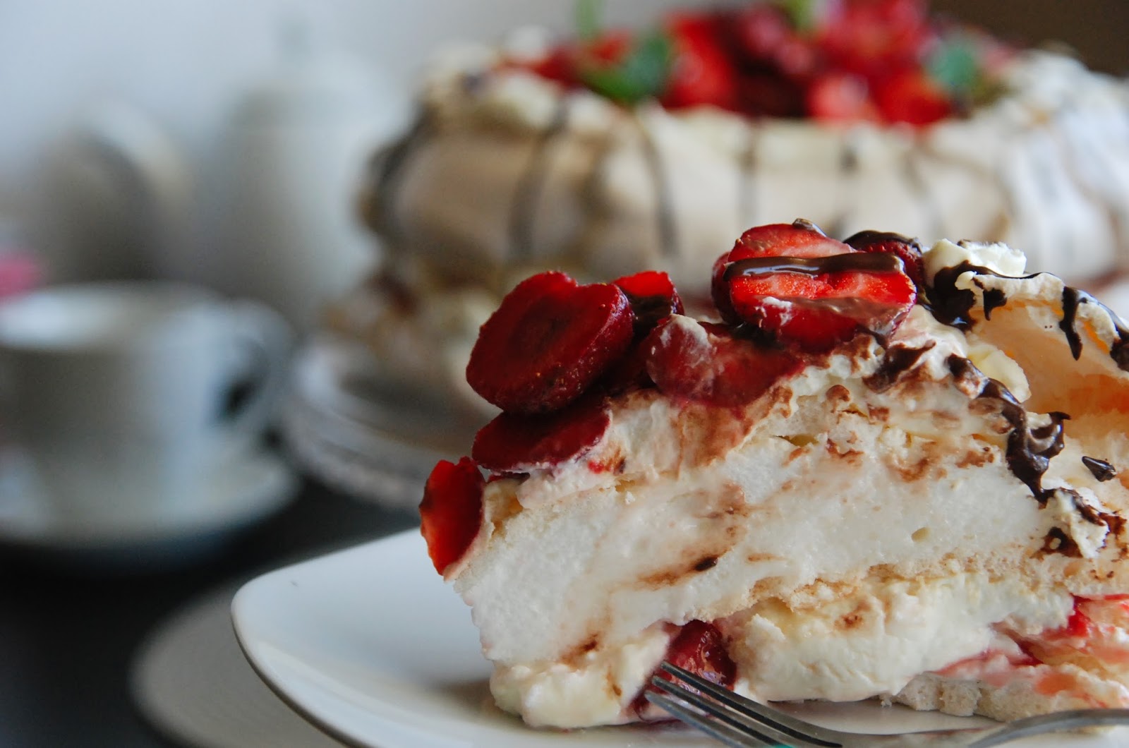 Tort bezowy z truskawkami - Jedz, jedź ze mną