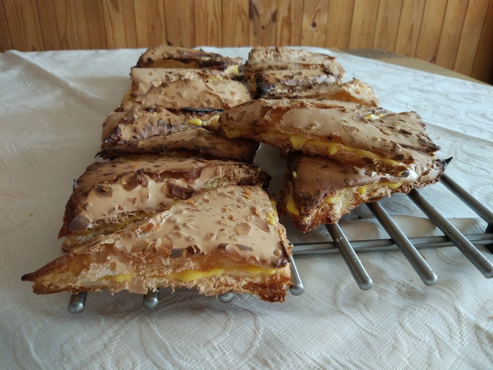 With Chocolate Brown: Jesuítas com Doce de Ovos