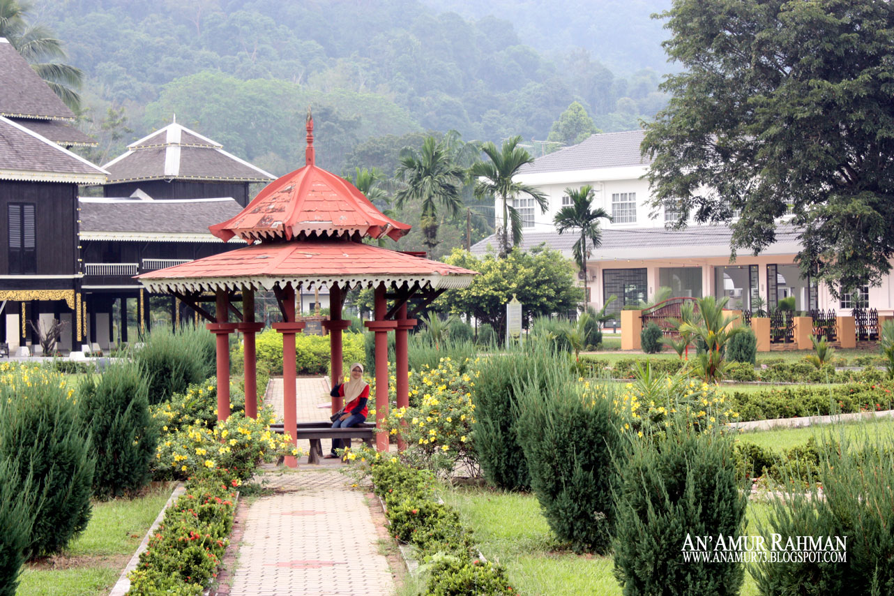 Rahman Metrologi: Istana Di Raja Seri Menanti