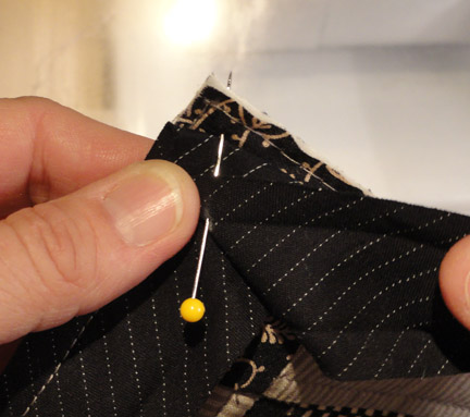 Needles 'n' Knowledge: Binding Tutorial: Attaching, Miter Corner Turn ...