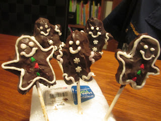 A's Cakery: Reindeer & Gingerbread Men Cakepops