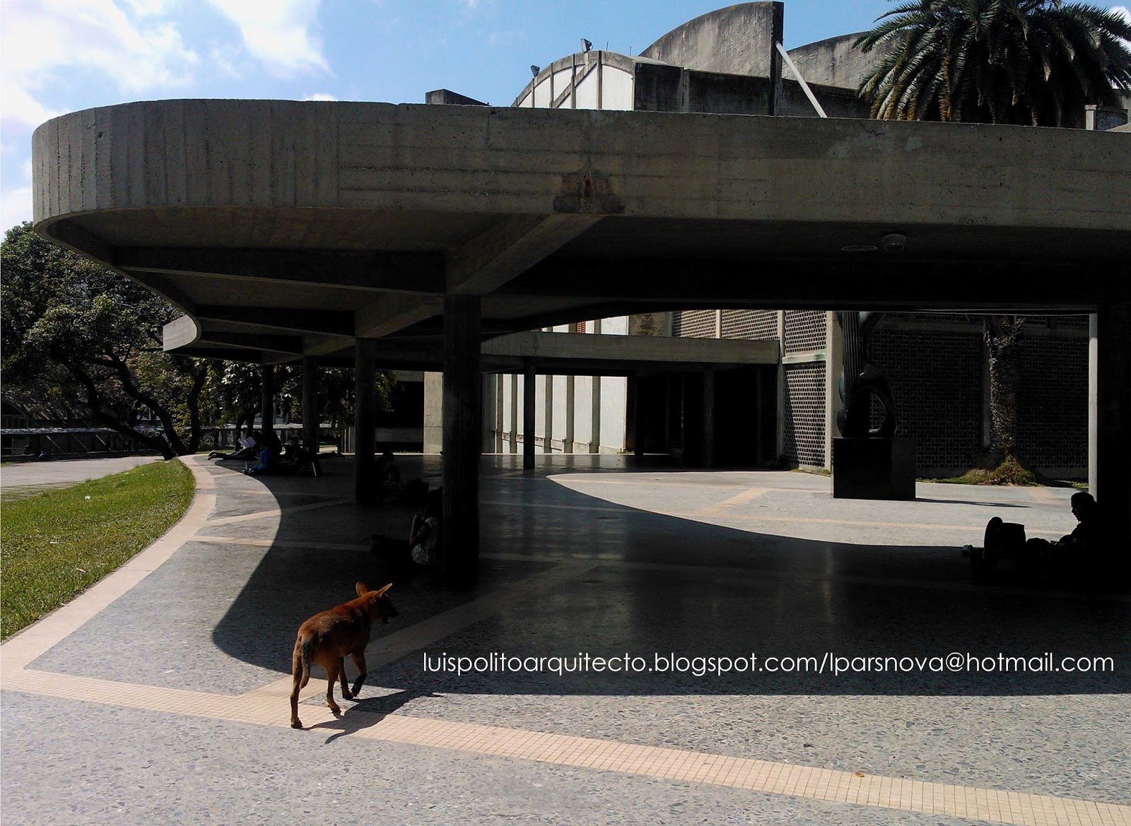 PLAZA CUBIERTA DE LA CIUDAD UNIVERSITARIA DE CARACAS