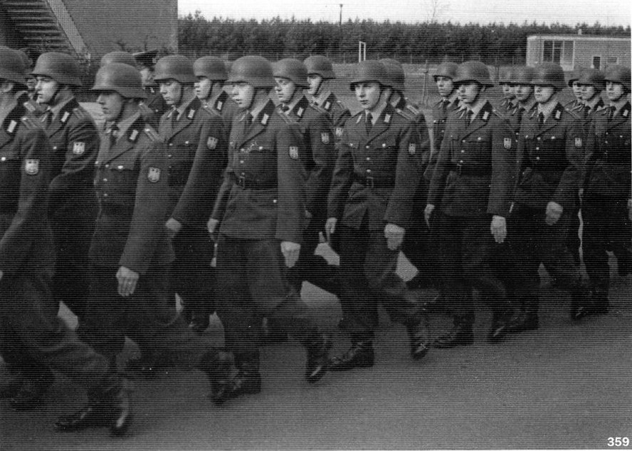 DECODED: The Cold War in Europe 1945-1995 : Schützen, helfen ...