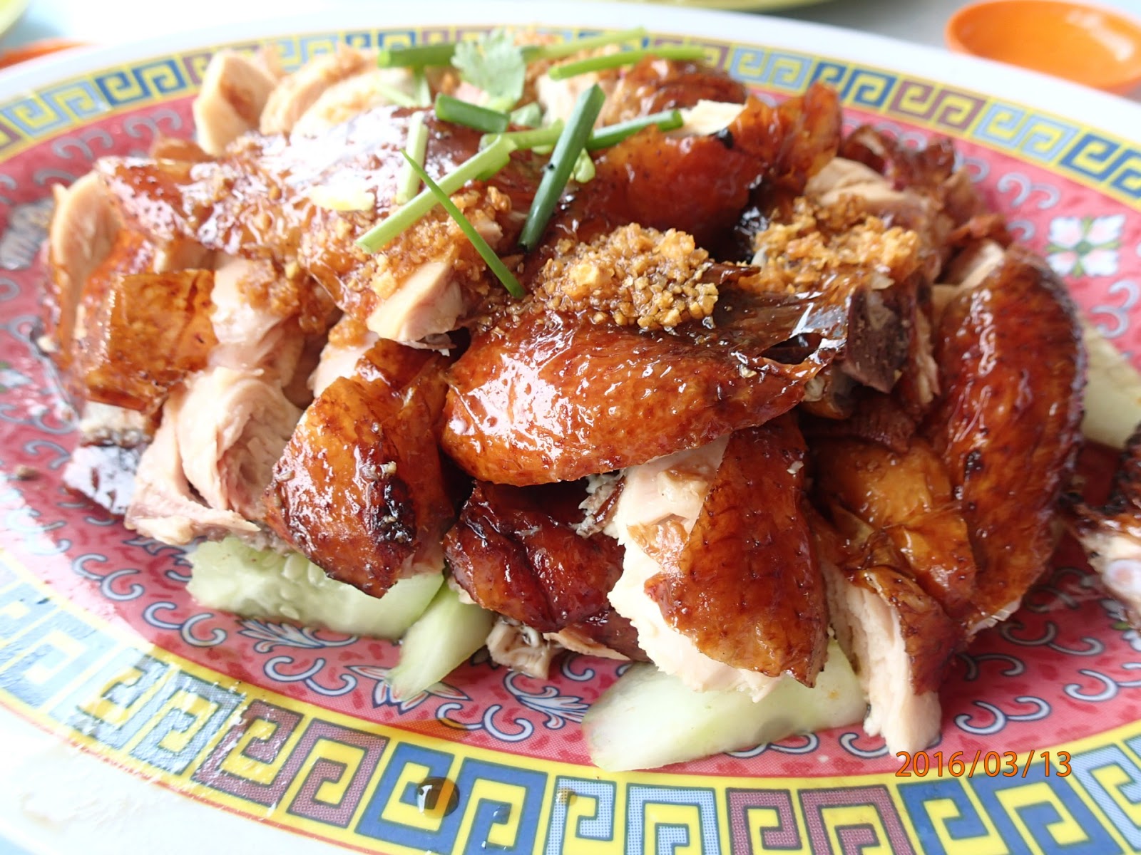 haPpY HaPpY: Siew Yuk at Huang Kee Chicken Rice, Hong Seng Coffee Shop ...