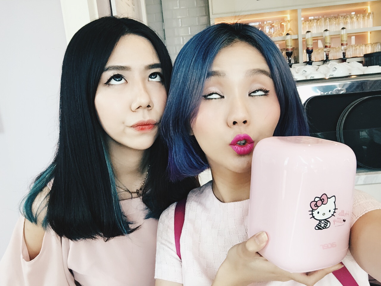 Kittie Yiyi: Acer Revo One Hello Kitty Edition