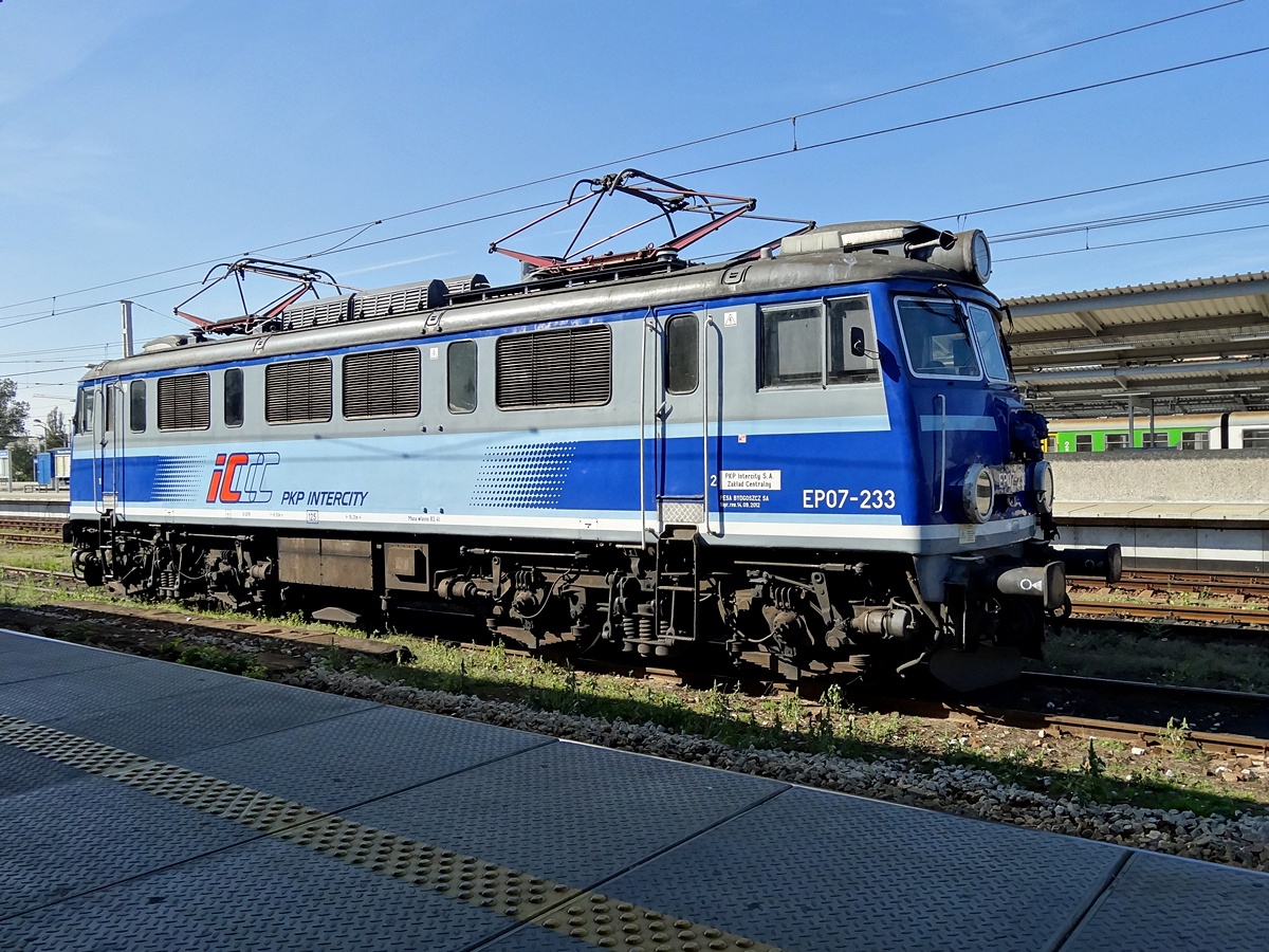 EP07-233 ex EU07-233 na stacji Warszawa Wschodnia | Torowy
