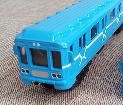 Metro train 81-717: my conversion from a Technopark toy