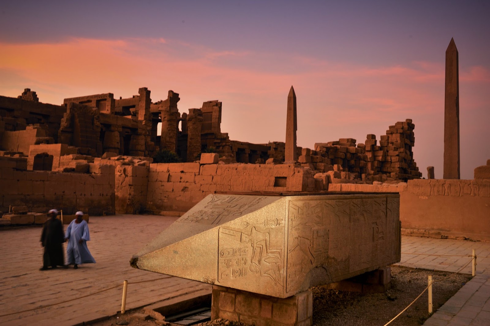 El templo de Seshat: Los obeliscos, rayos de sol en piedra