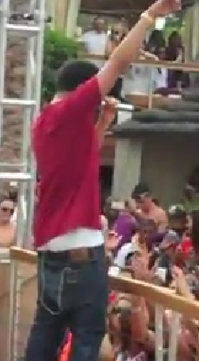 Celeb Saggers: Drake's Sag While Performing in Las Vegas