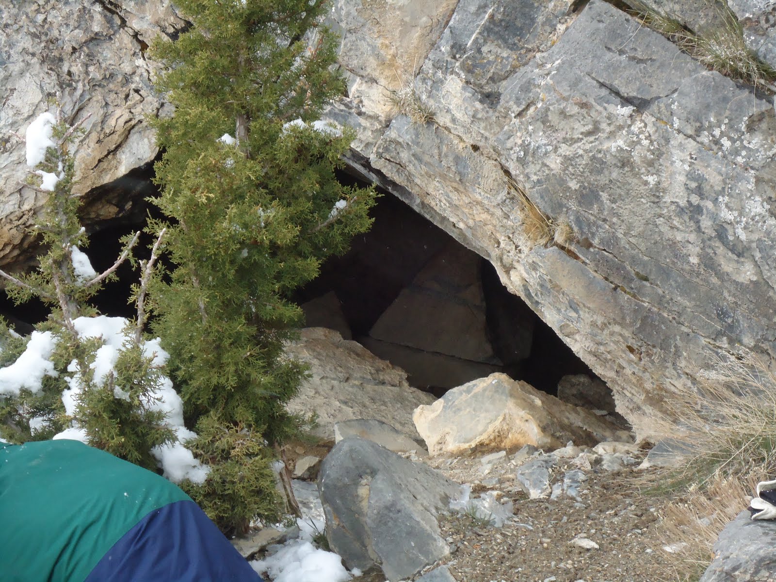 Utah Mountain Climbing: Goshute Cave - Going In