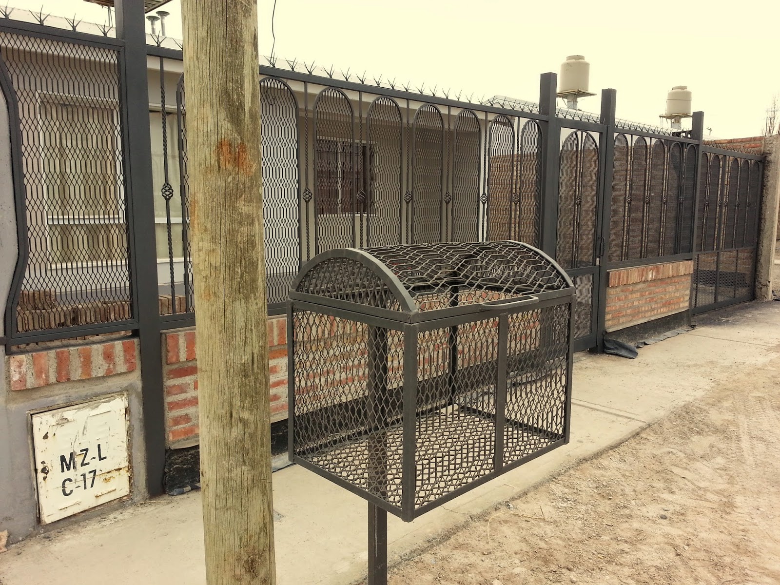 Forja Neuquén: Esta reja, tiene unos balustres con mucho trabajo, fue a ...