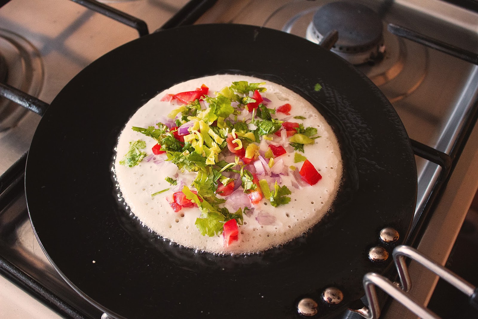 How To Make Uttapam ~ Onion and Tomato Uttapam | Eat Read & Cook