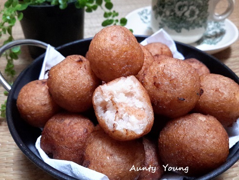 Aunty Young（安迪漾）: 炸木薯球 (Fried Tapioca/Cassava Balls )