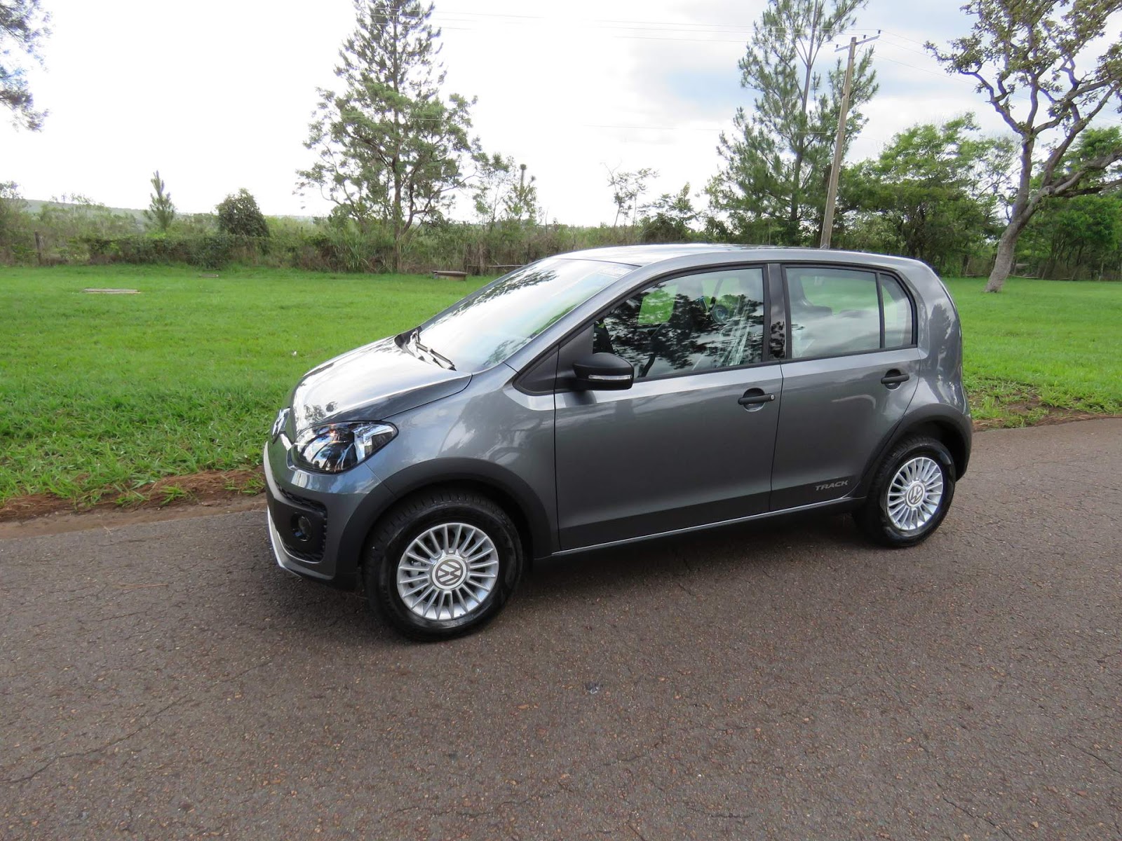 VW Up! Track 2017: consumo, preço, avaliação - vídeo