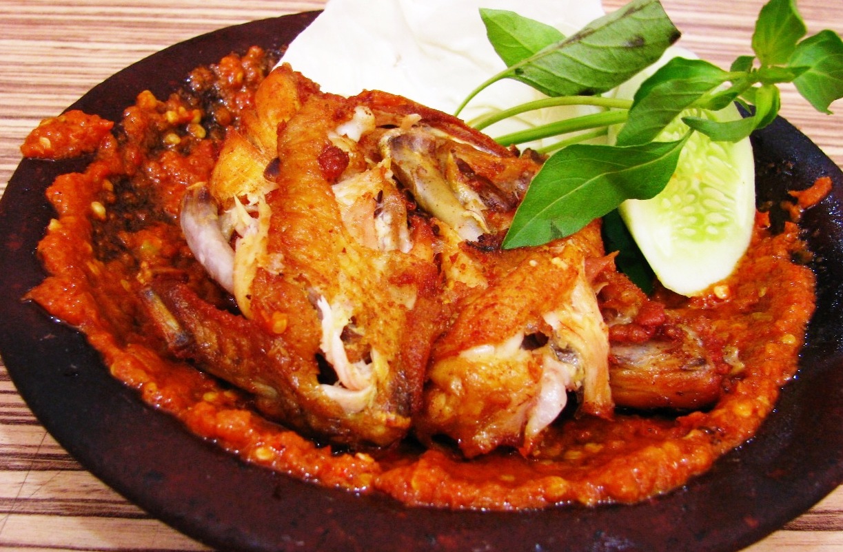 APAPUN MASAKAN KAMU: DIHAKIMINYA AYAM GEPUK BENJOL KHAS SAMARINDA