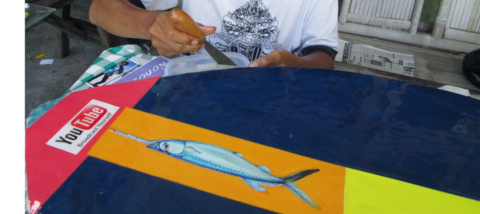AYO KE PANTAI: BELAJAR MEMBUAT PAPAN SURFING SENDIRI