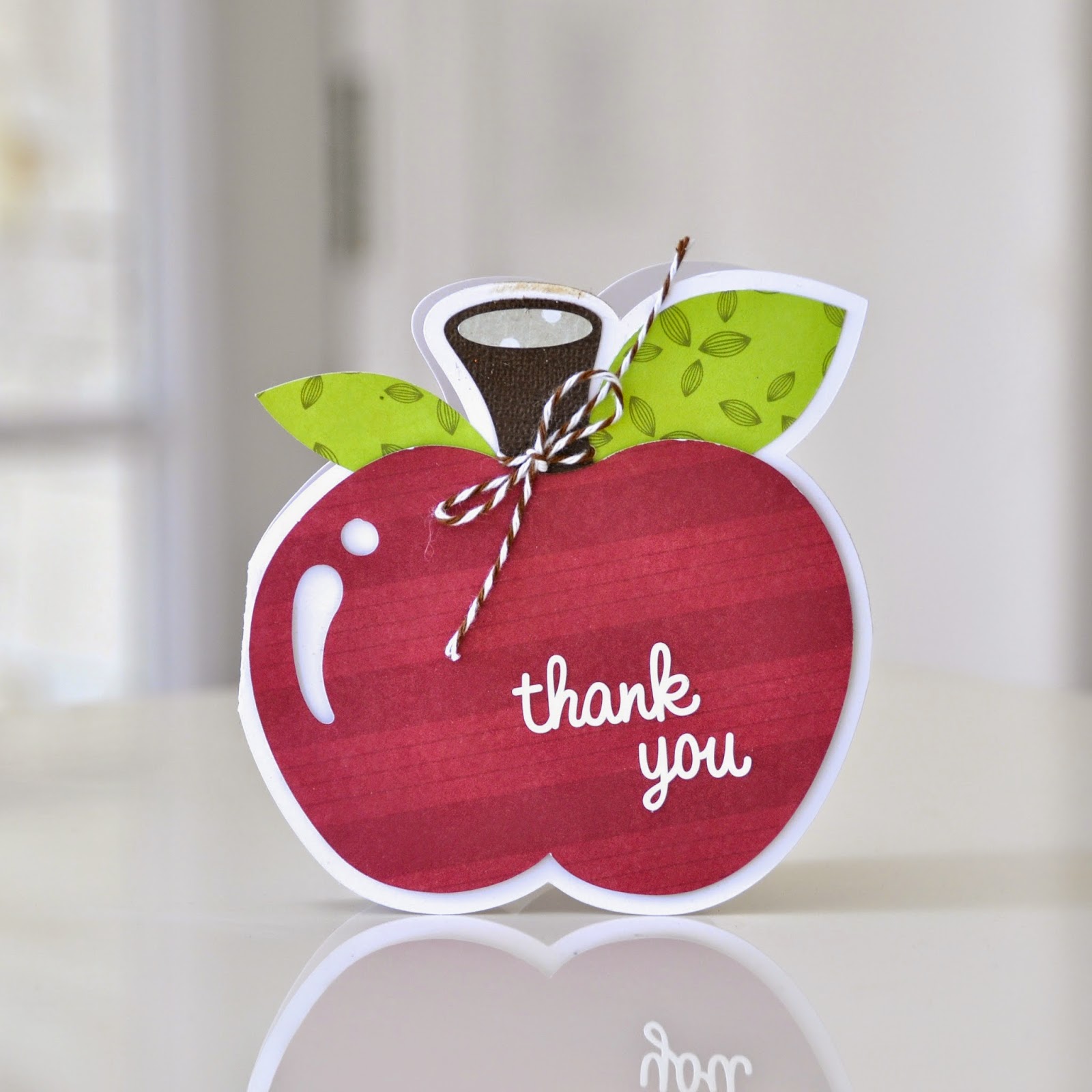 Court's Crafts: Apple Shaped Card