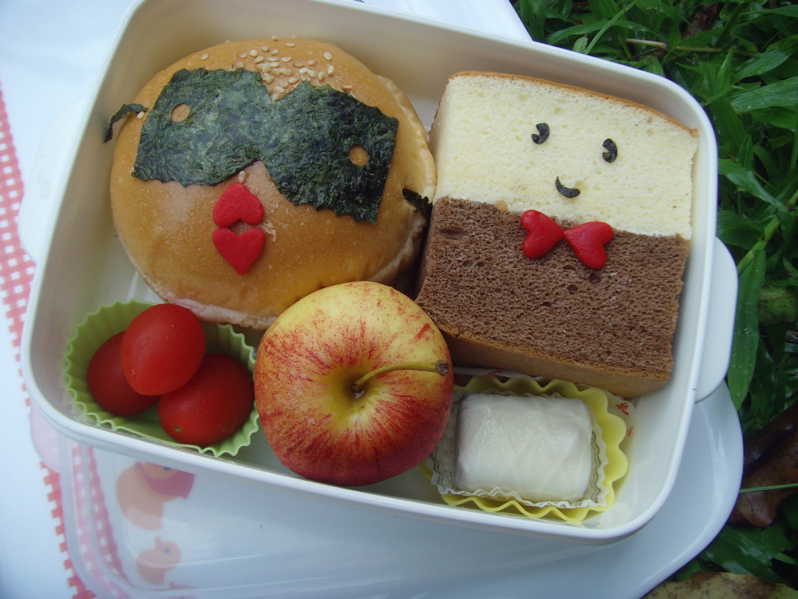 A Pepper's Love: BENTO#42 - Bun (Char Siew) & Sponge Cake