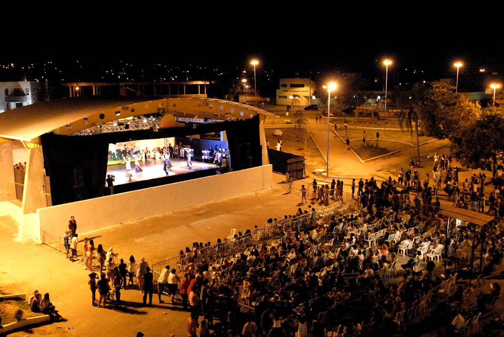 OLHANDO DA JANELA DO TREM: ALVORADA / RIO GRANDE DO SUL (0178 / 5.570)
