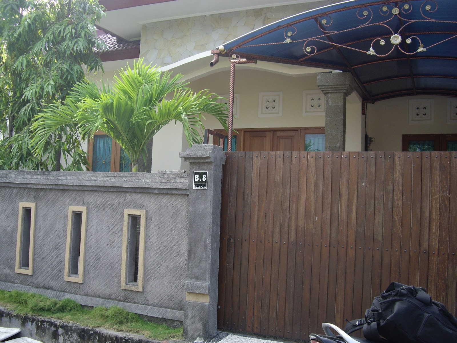 23 Gambar Teras Depan Rumah Gang, Motif Baru!