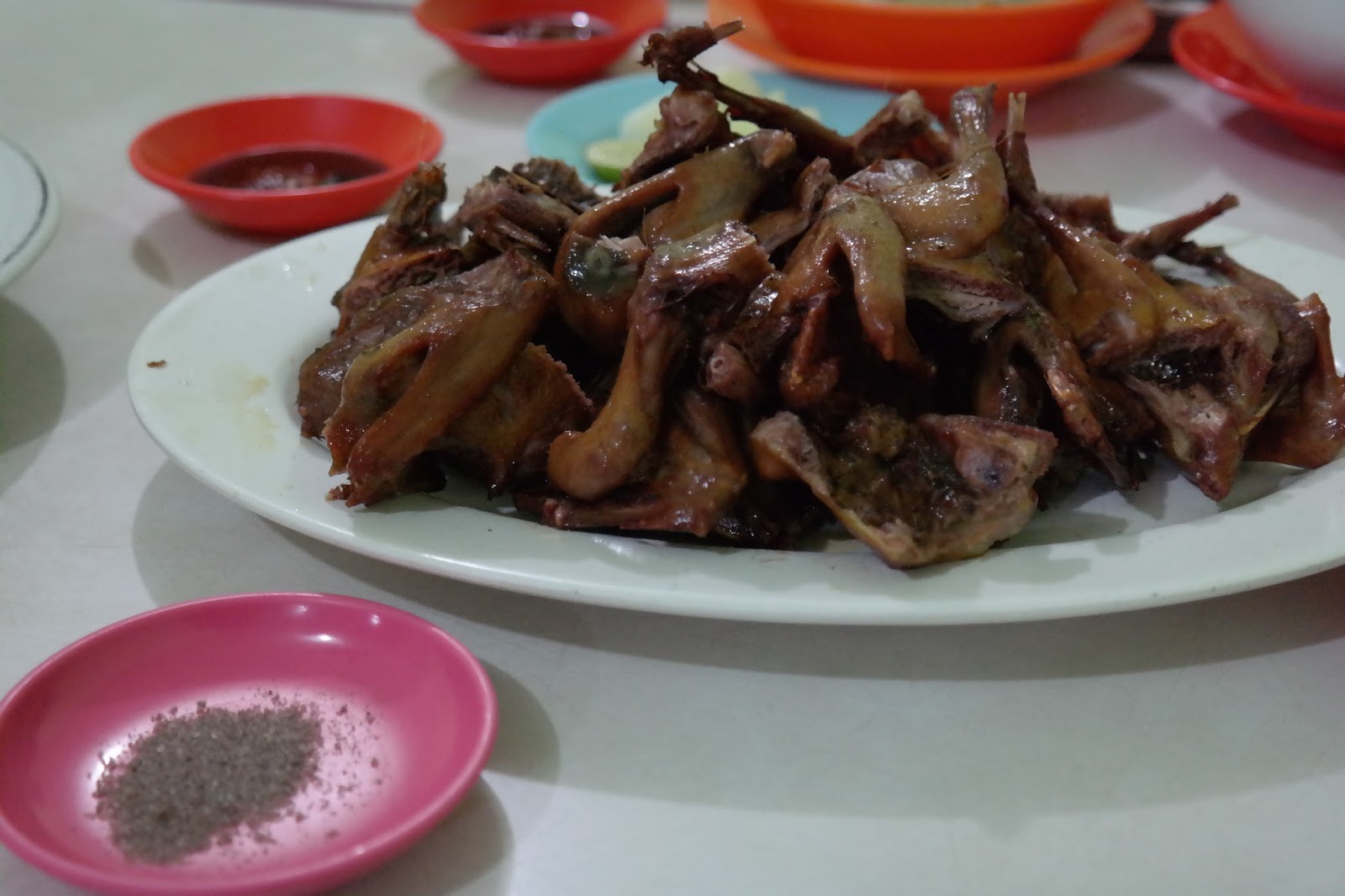 PANDA JAJAN: Sedapnya Burung Dara Goreng Pahlawan Surabaya