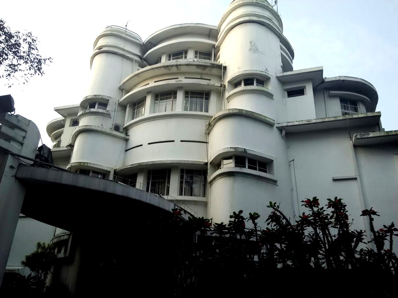 Villa Isola, Bangunan dengan Gaya Art Deco, Sejarah Kota Bandung ...