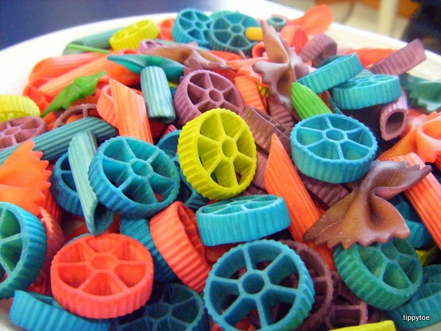 Tippytoe Crafts: Rainbow Pasta Art