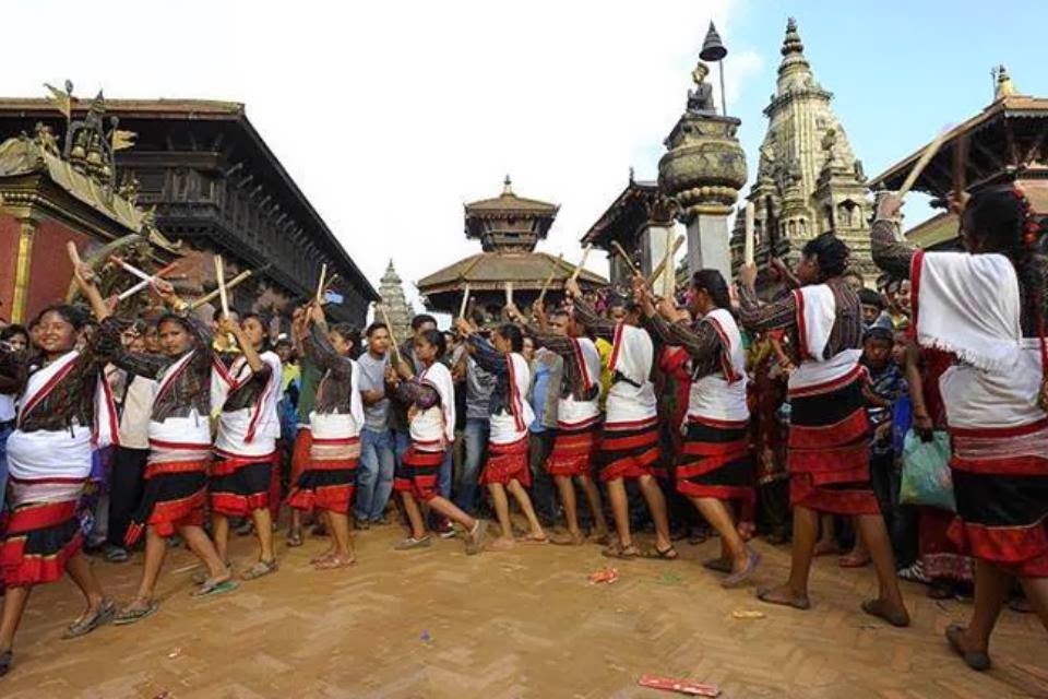 Newa Mirror: Newari beauty in tradational costumes