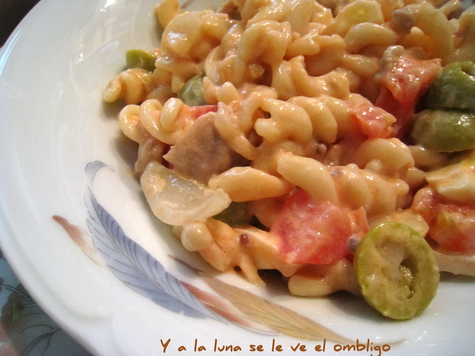 Y a la luna se le ve ve el ombligo...: Pasta rizada en ensalada